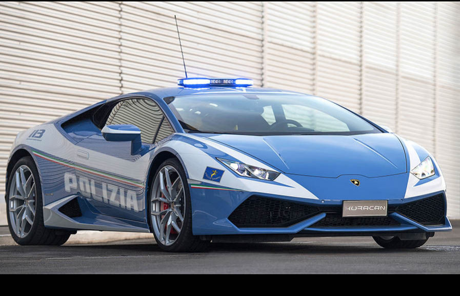Nejrychlejší policejní auta světa? U nás toto nehrozí! | AutoŽivě