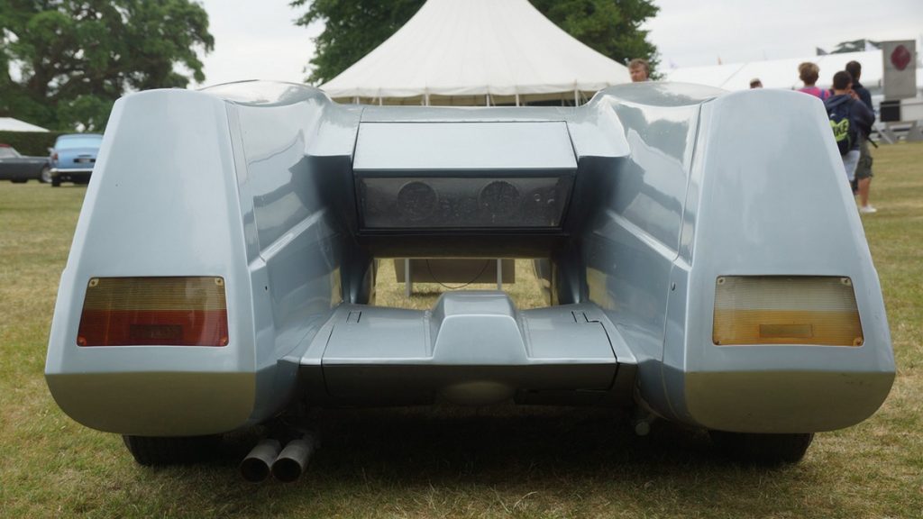 OSI Silver Fox: Auto rozříznuté vejpůl připomíná loď, kde se vůbec ...