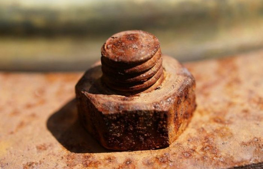 I rezavý šroub lze povolit. Pomůže kartáč a brzdová kapalina - AutoŽivě.cz