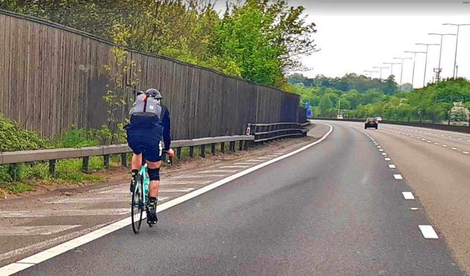 Opilec na kole se vydal na dálnici. Dovedla ho tam navigace - AutoŽivě.cz