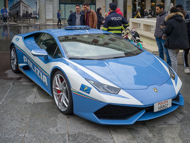 Italské policejní Lamborghini zachraňuje životy díky své rychlosti ...