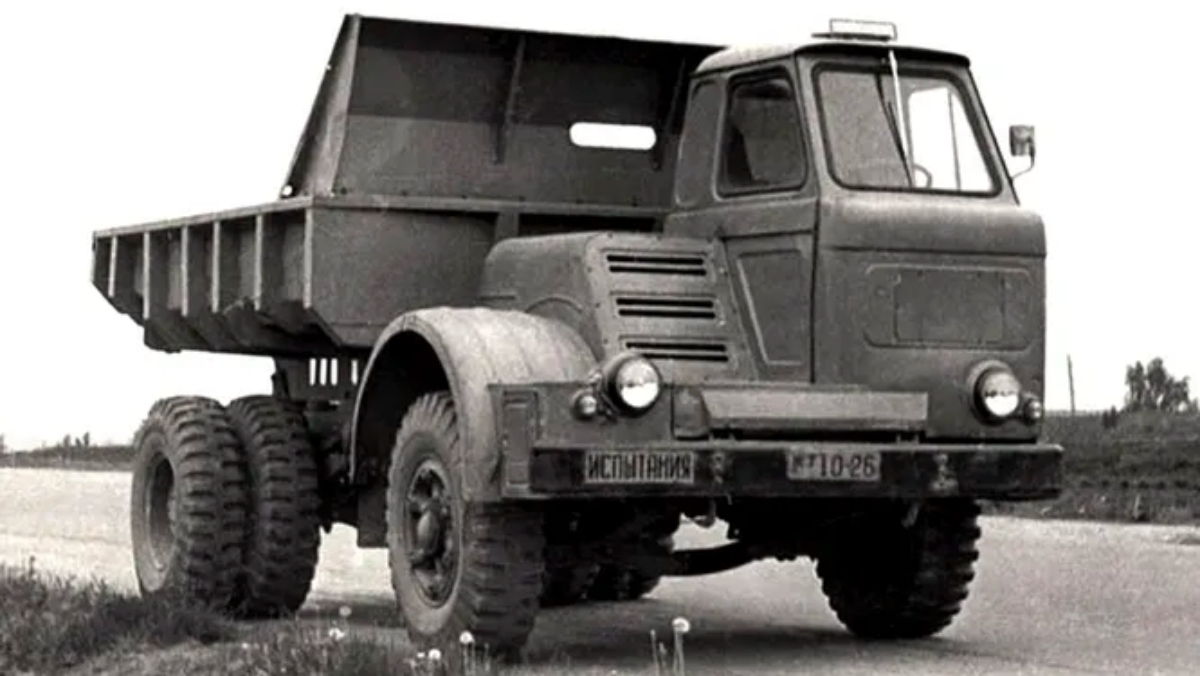 Sovětský nákladní automobil MAZ 510 detailně | AutoŽivě.cz
