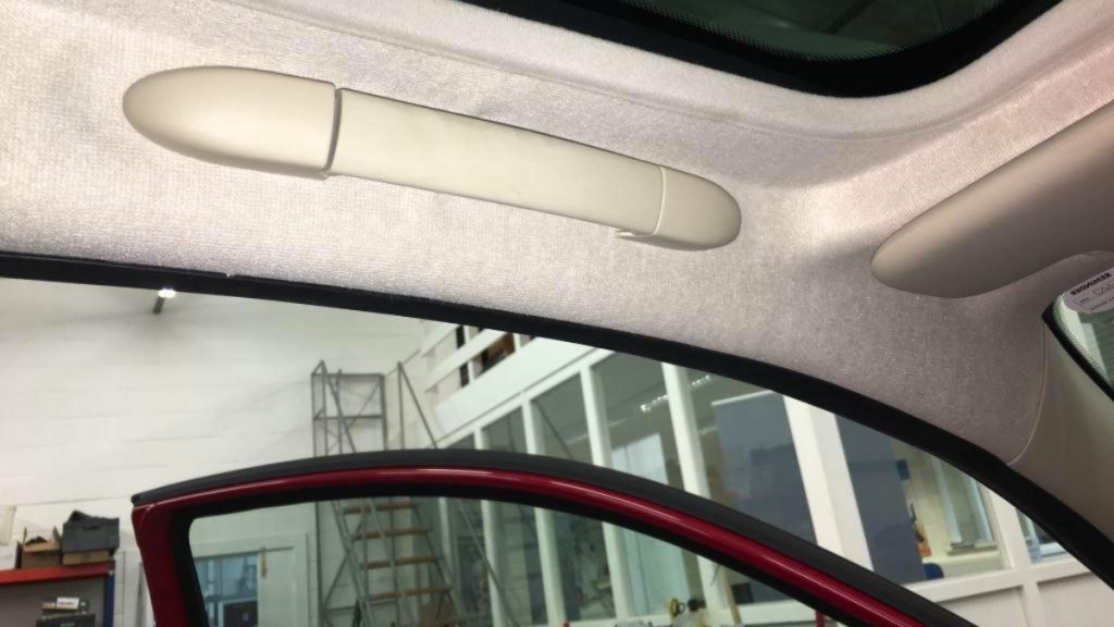 Madlo nad dveřmi řidiče má speciální funkci - AutoŽivě.cz