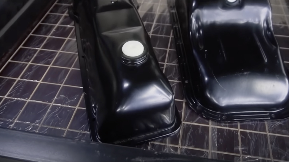 Jak funguje motor auta lze vidět přes plastovou vanu - AutoŽivě.cz