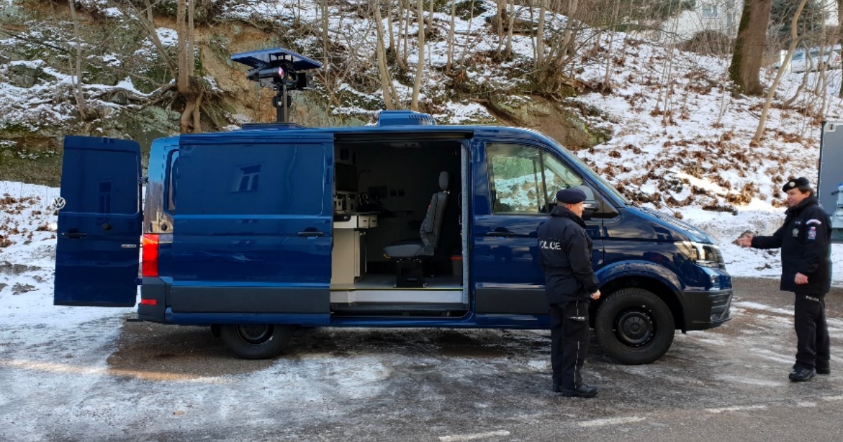 Nové policejní auto se stává pro řidiče noční můrou. Každý dostane pokutu