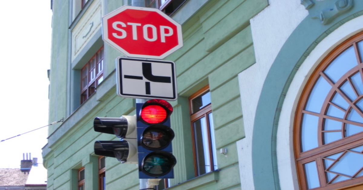 Značka STOP neznamená, že musí řidič vždy zastavit. Existují výjimky
