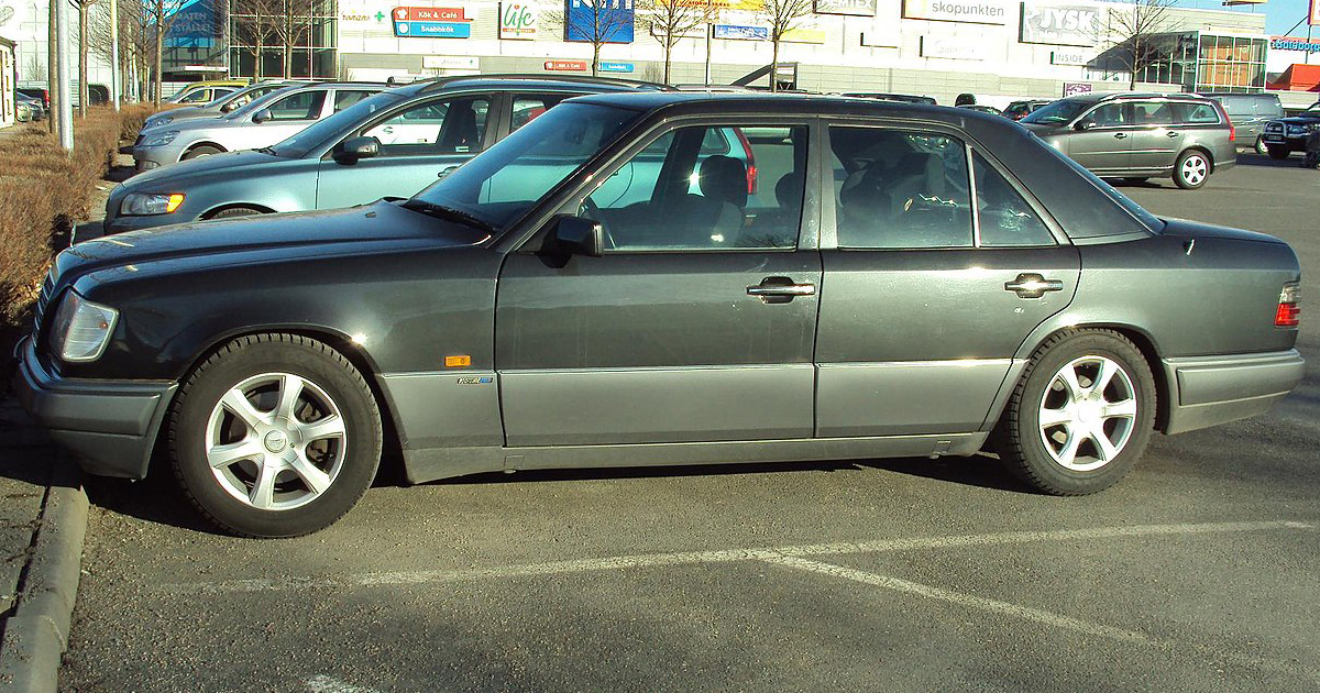 Raritní Mercedes z roku 1990. Stav odpovídá 22 km a cena bohužel také