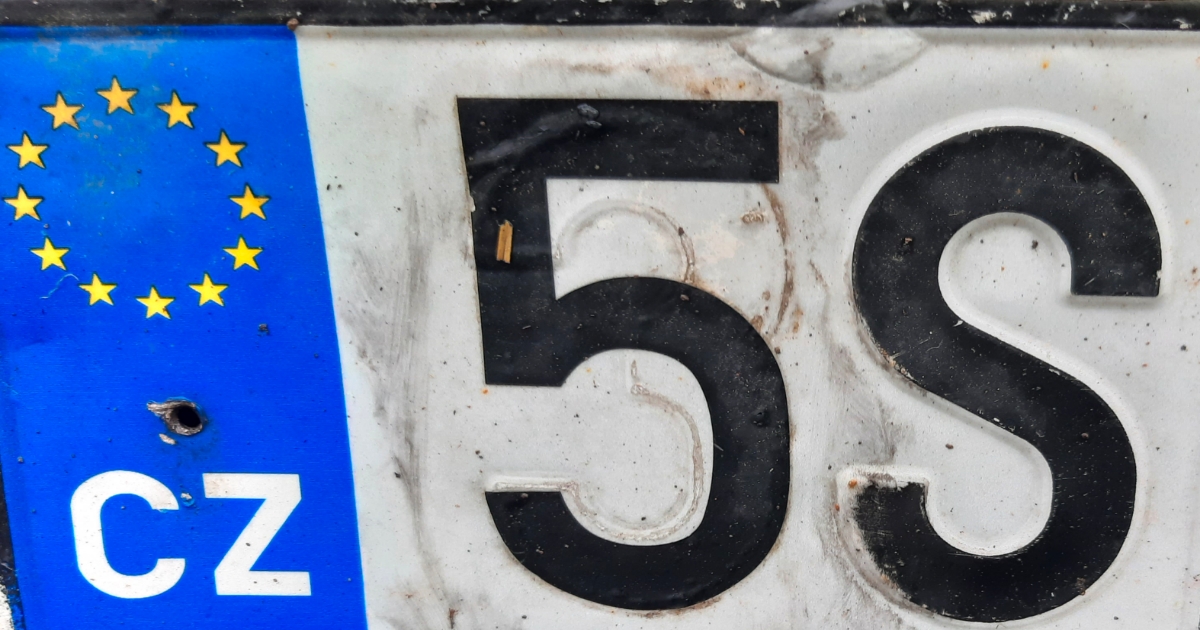 Vyrobil si SPZ pomocí lepenky a cizí nalezené značky. Chtěl oklamat policii