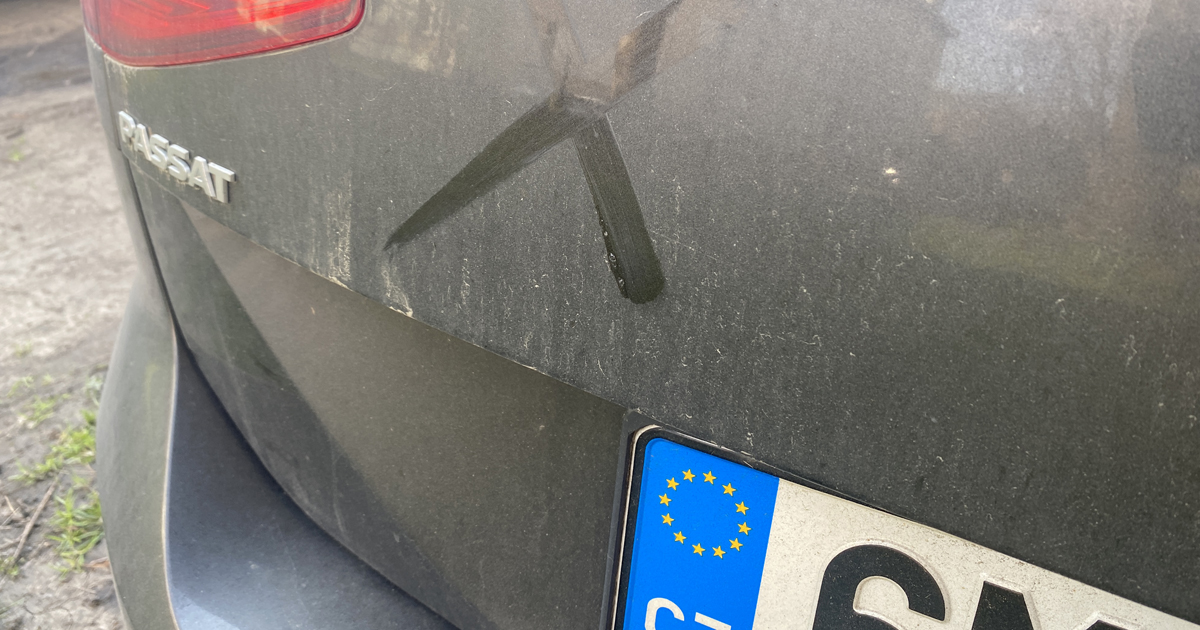 Písmena a znaky na špinavém autě? Pozor, může jít o signál zloděje