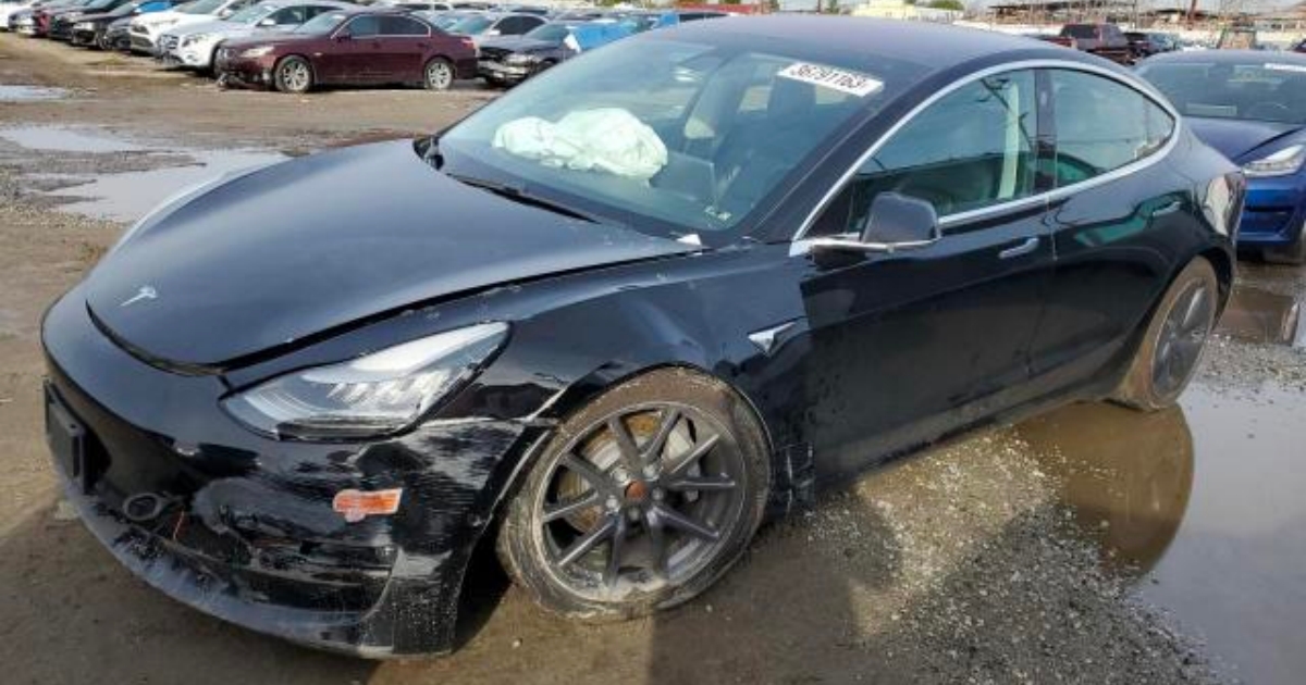 Tesla po smrtelné havárii neopravila svého Autopilota. Inženýři řekli ...