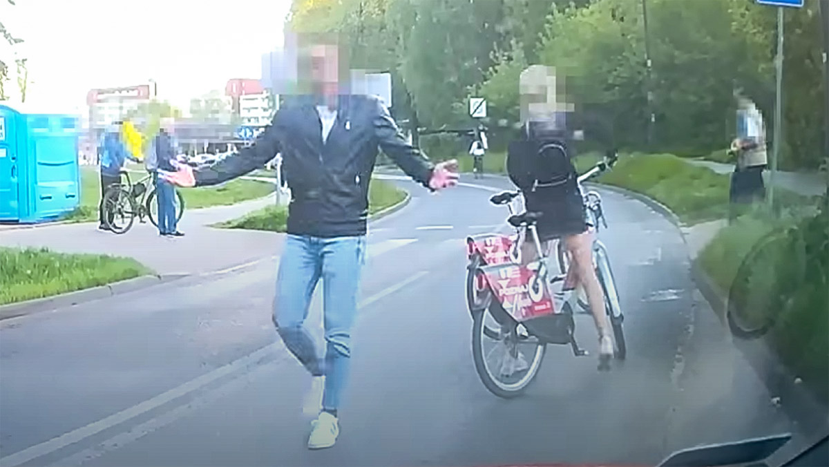 Hlupák cyklista neví, kde je vpravo, ale jde se hádat s řidičem: Video