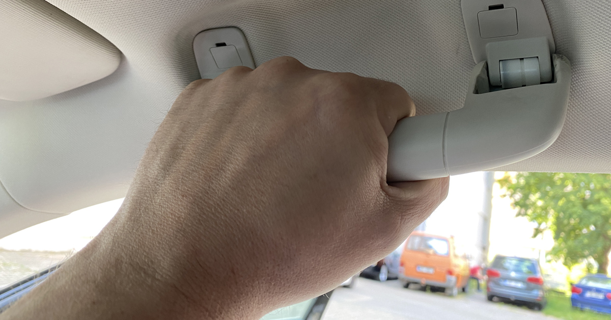 Madlo u dveří auta má tajnou funkci. Až ji sami vyzkoušíte, budete zírat