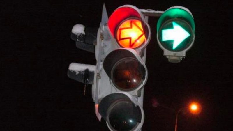 Na silnici jsou nové semafory. Nutí řidiče sundat nohu z plynu, dají pokutu