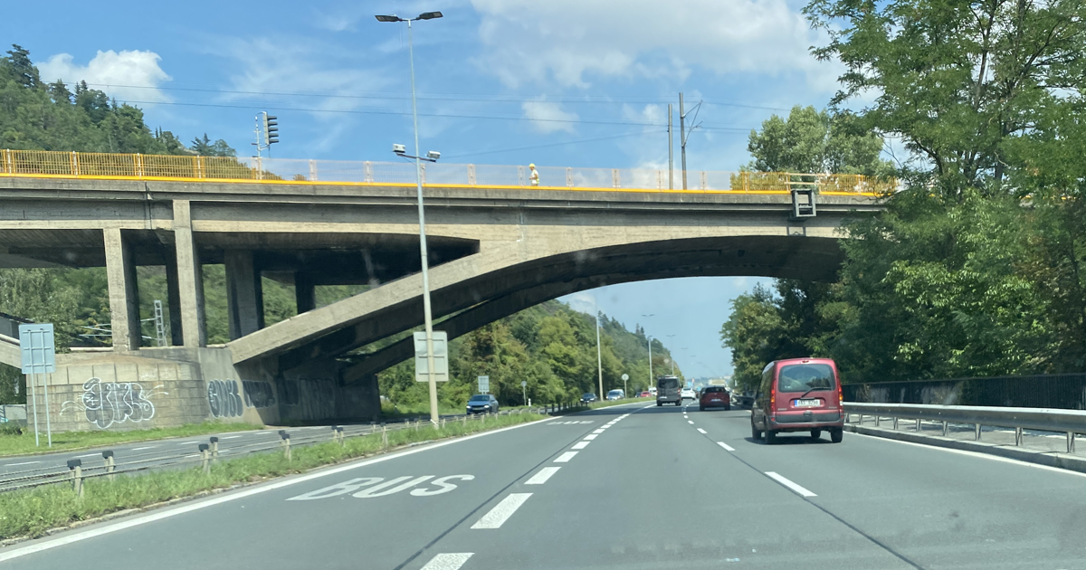 Zjistili jsme: Pruhy vyhrazené pro autobusy jsou šikana na obyčejné řidiče