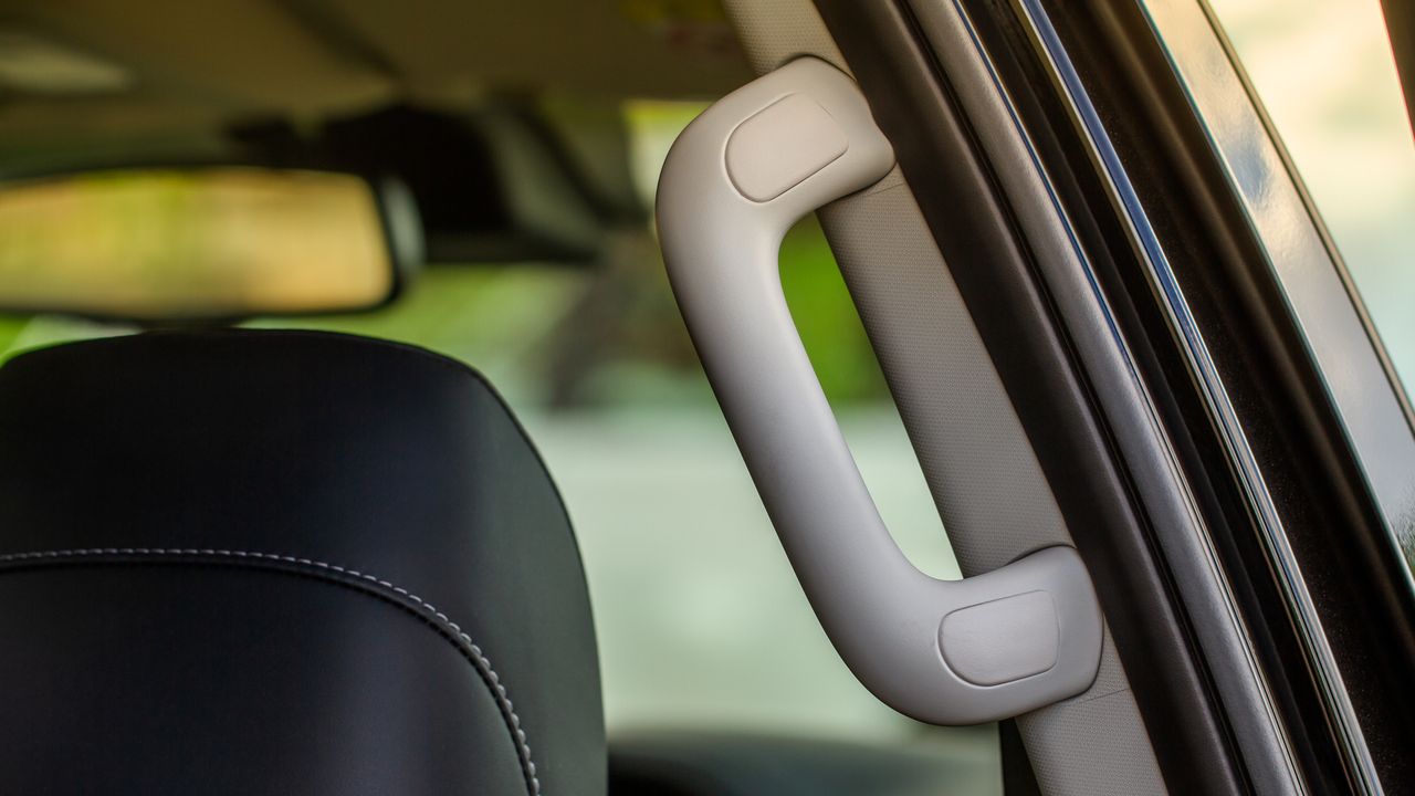 Řidiči netuší, jak velký pomocník je madlo u dveří. Má několik funkcí