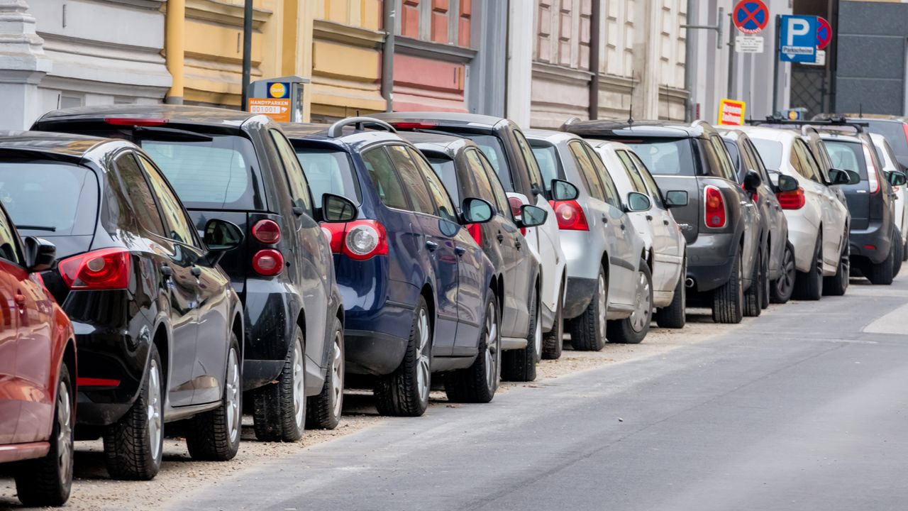 Bojíte se podélného parkování? Naučíme vás zaparkovat na první pokus