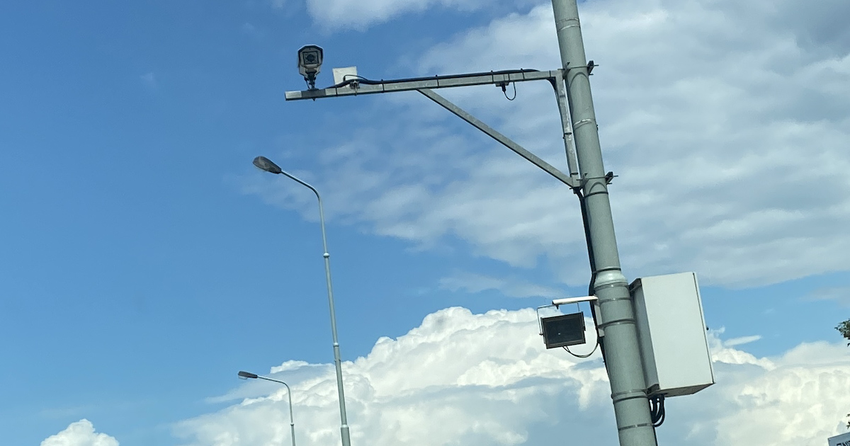 Mapa míst: Kde radary v Praze měří rychlost a hlídají průjezd na červenou