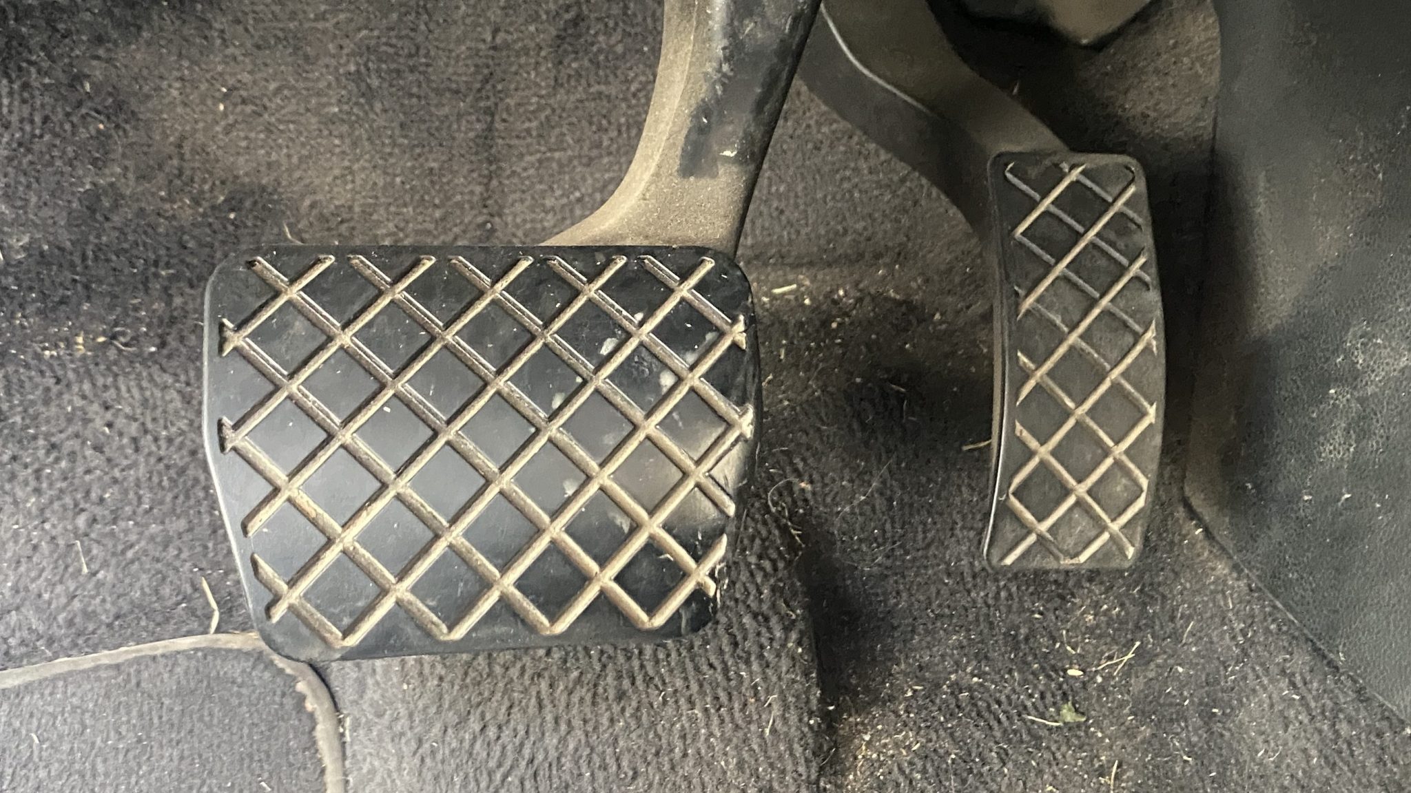 Proč je brzdový pedál širší než plynový? A proč se vás to od zítra (ne ...