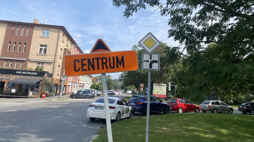 Použijete v této situaci blinkr, nebo ne? Většina českých řidičů chybuje