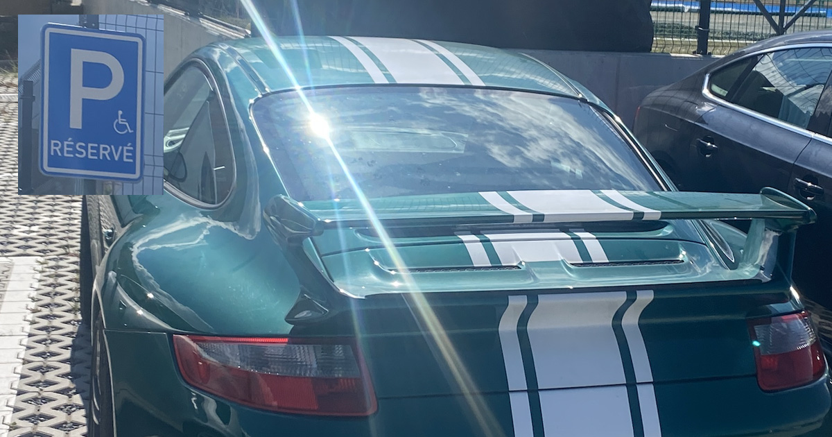Hulvát zaparkoval své Porsche na místo pro postižené. Co o tom soudíte?