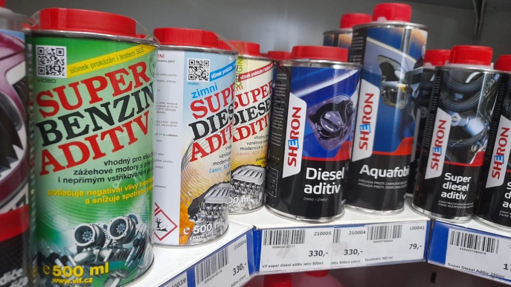 Aditiva do nafty a benzínu: Cesta ke zlepšení, nebo jen chyták od výrobců?