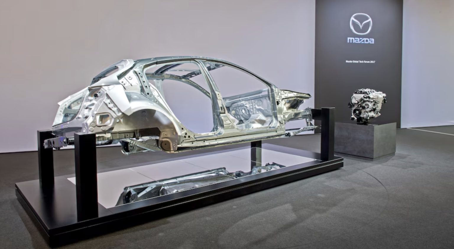 Ne elektrický, ne vodíkový. Spalovací motor je bez emisí a 700x výkonnější