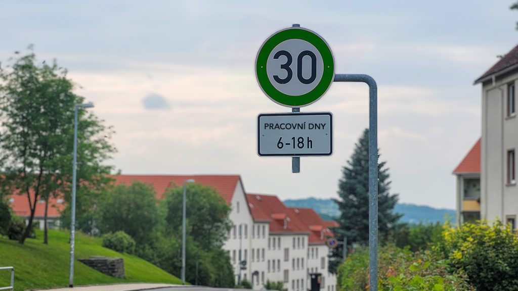 Zbrusu nová dopravní značka: Řidiči běsní, ale zákon je zákon. Kde už je?
