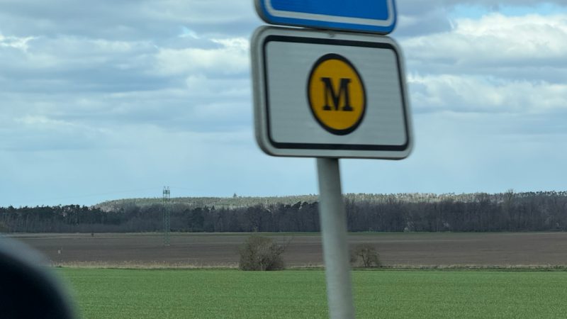 Většina českých řidičů značku „M“ denně ignoruje. Víte vůbec, co značí?